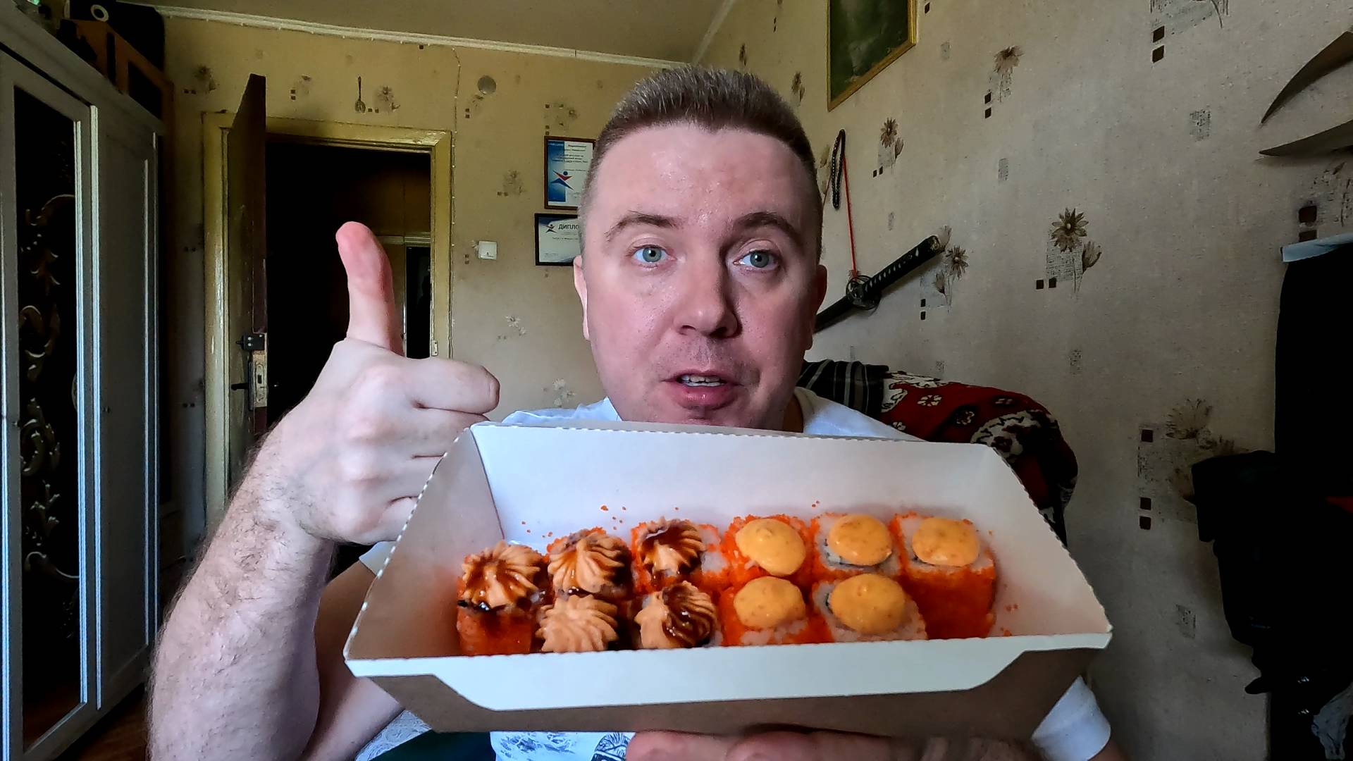 Влог - Заказал роллы Sushi Wok - Пробую Компот в Пакетиках.