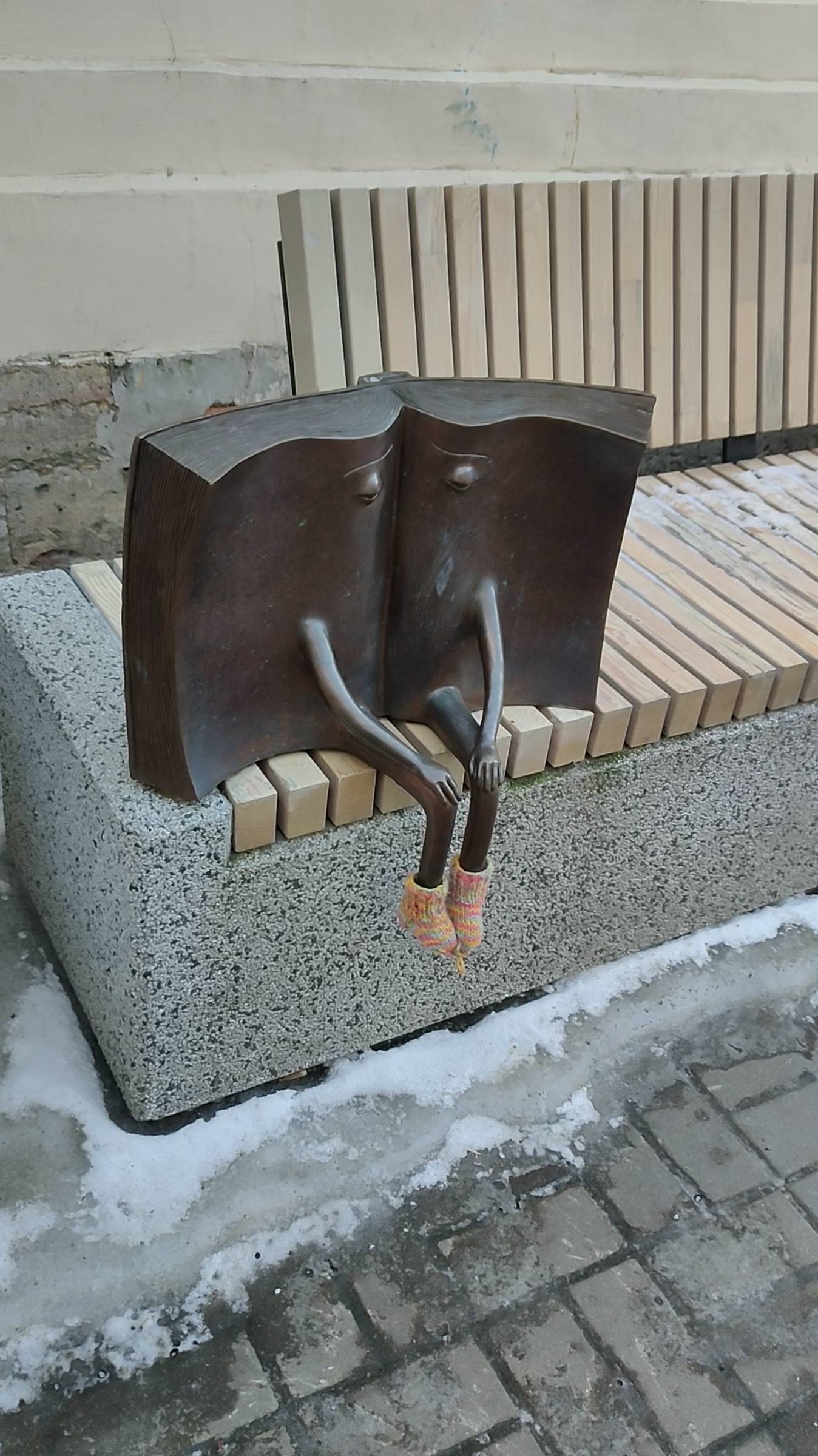 Памятник "Потерянная книга" во дворе типографии