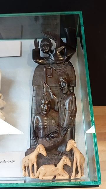 Рождество. Резное дерево. Мозамбик.