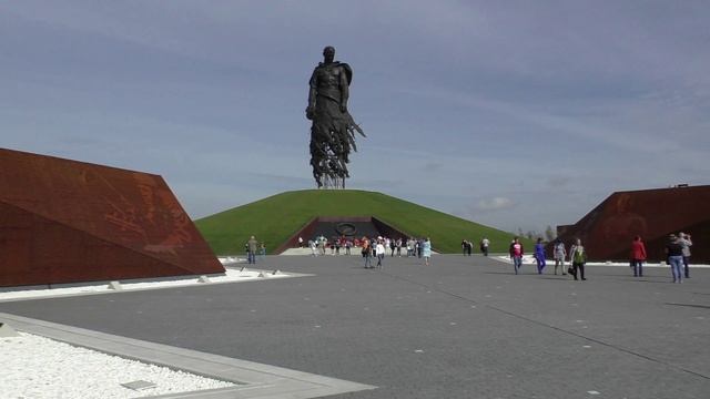 У Ржевского мемориала Советскому солдату.