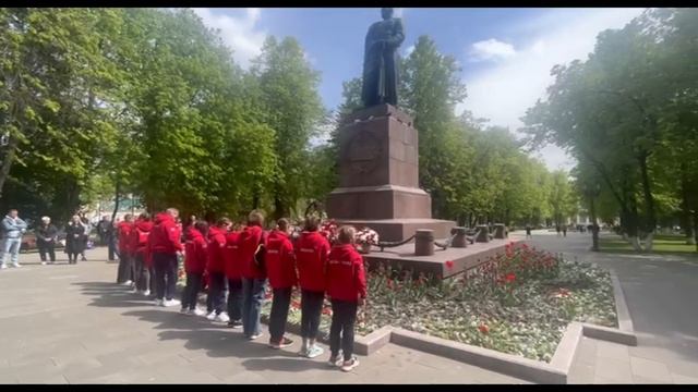 Возлажение цветов 9 мая 2025