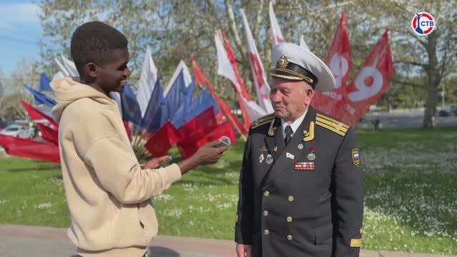 Сенегалец празднует День Победы в Севастополе (Мама, я в Севастополе. 9 мая 2025)