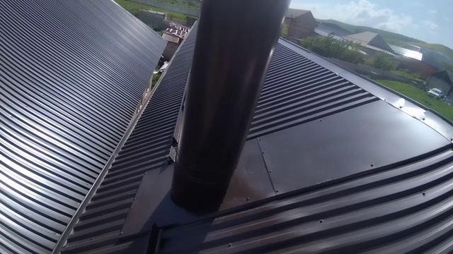 Жестяные работы. Узел прохода через кровлю. Частичный процесс монтажа.