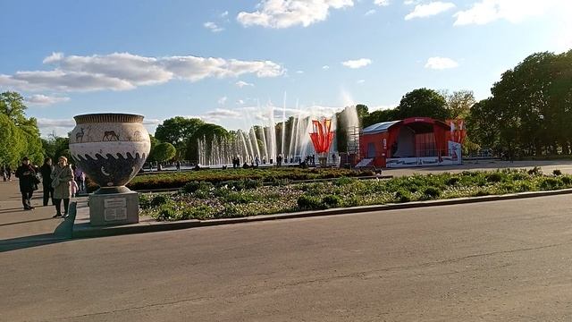 9 мая Парк Горького Москва. 80-летие победы в Великой Отечественной Войне отмечают в парке