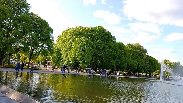 80-летие победы в Великой Отечественной Войне. Парк Горького Москва, музыка военных лет у фонтана