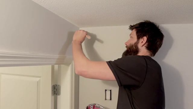 ИДЕАЛЬНАЯ ПОКРАСКА УГЛОВ и ПЛИНТУСОВ без подтёков! Мастер-класс для безупречного ремонта