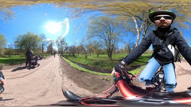 Видео 360 градусов. 9 мая 2025. Санкт-Петербург, парк Александрино. Поездка на электровелосипеде.