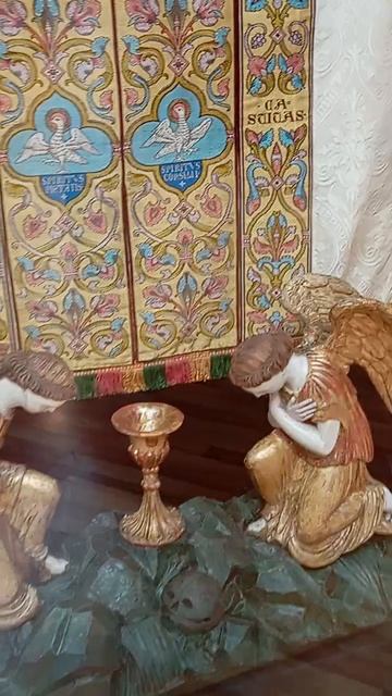 Ангелы, поклоняющиеся чаше. Часть композиции Голгофа.