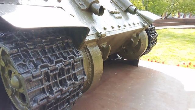 Красивый памятник танку Т-34 на станции МЦК Панфиловская. С днём победы.