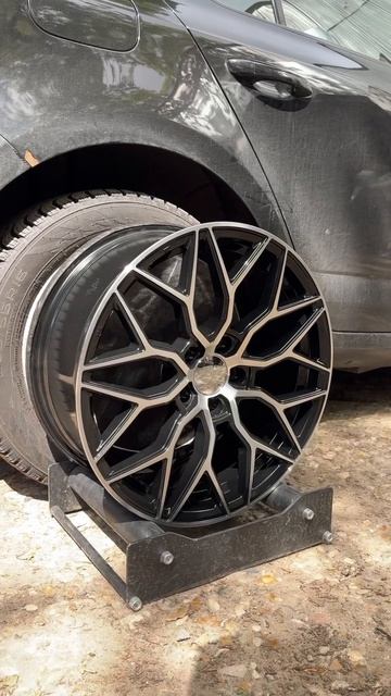 Skoda Octavia на примерке дисков в 18-ом диаметре