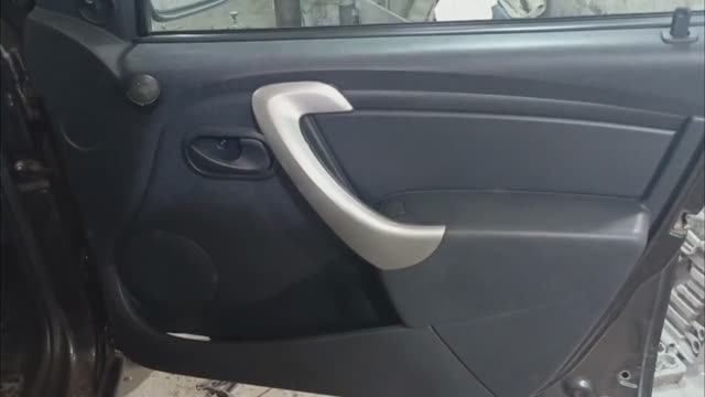 Как снять карту передней двери в Рено Сандеро 2013г