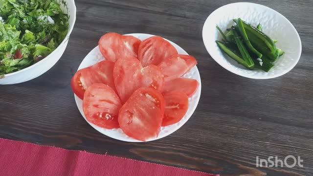 Идеи для ужина, мясо с овощами. Томат пудовик в разрезе. Малосольные огурцы в пакете за 2 минуты.