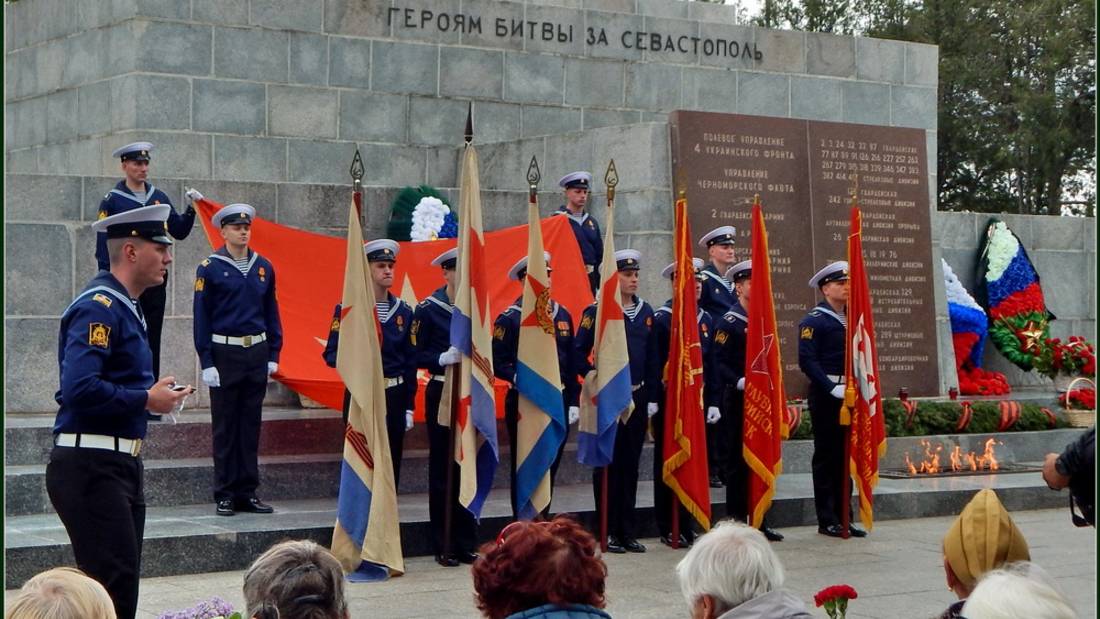 Внесение знамён и военно-морских флагов