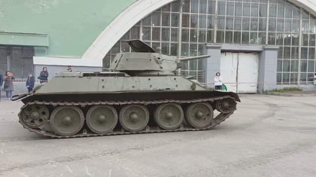 Динамический показ танка Т-34 в музее "Моторы войны" (09.05.2025)