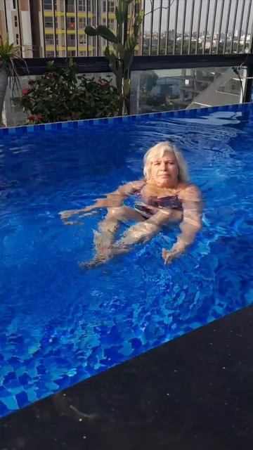 в бассейне на крыше