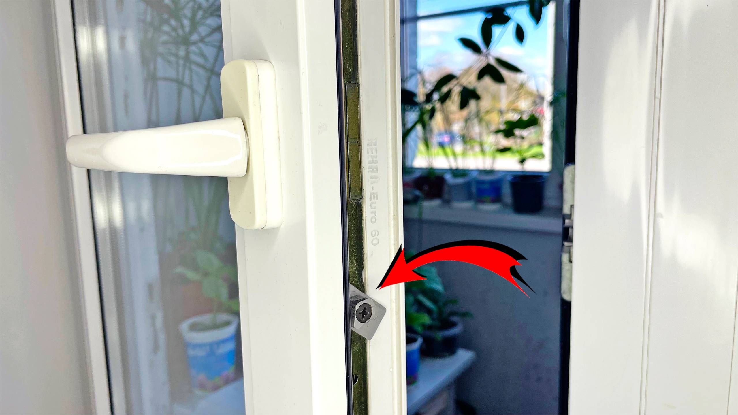 ❌ КАК ОТРЕГУЛИРОВАТЬ ЗАЩЁЛКУ БАЛКОННОЙ ДВЕРИ, если НЕ ФИКСИРУЕТСЯ  ЦАПФА?  — ПРОСТО И БЫСТРО!