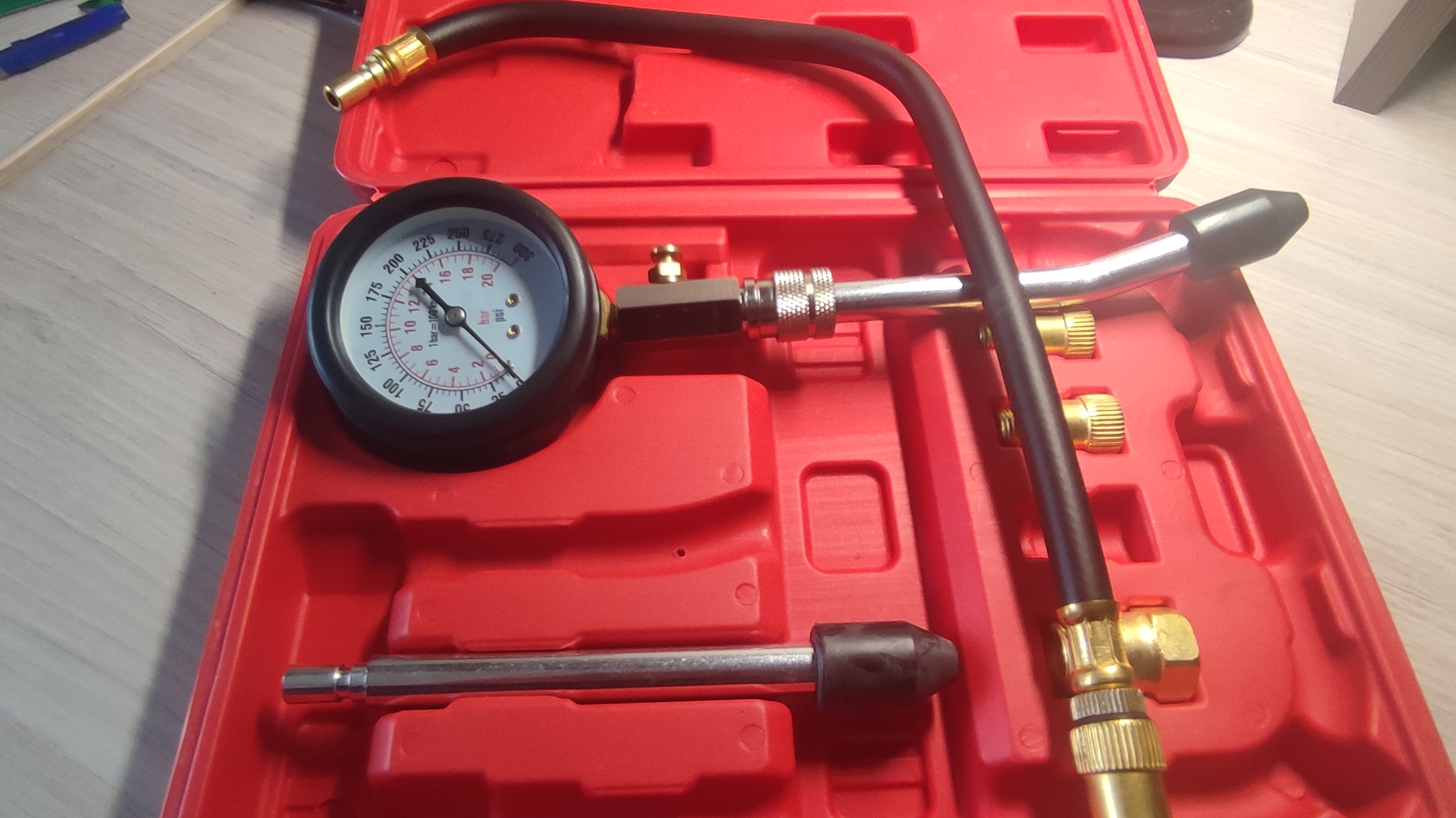 Комплект для измерения компрессии в цилиндрах двигателя с Али Экспресса.