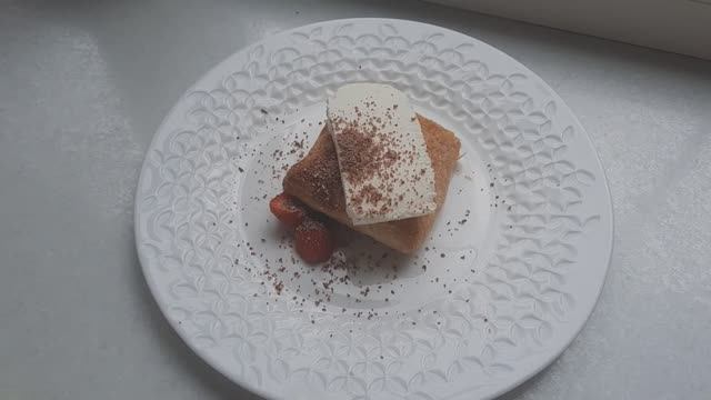 Субботний завтрак. Яблочный штрудель с мороженым.