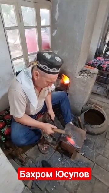 Бахром_Юсупов_за_работой_пчак_из_нержавеющего_дамаска