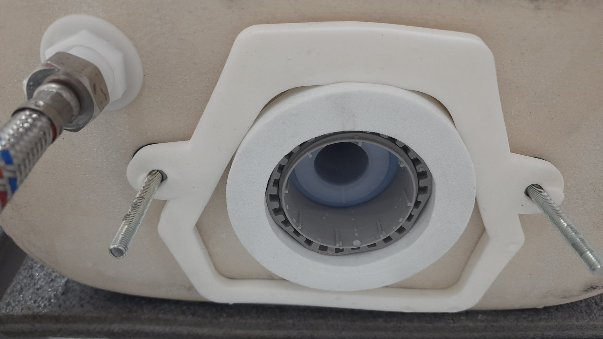 Установка арматуры в сливной бачок унитаза