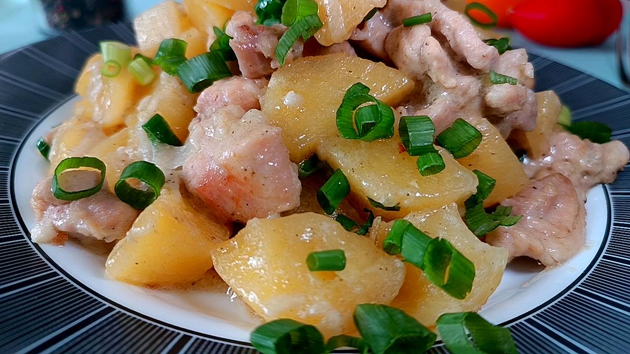 📌 Жаркое из курицы с картофелем под белым соусом на сковороде