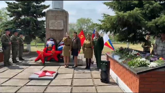 Жители Ростовской области спели у обелиска 9 мая 2025  Песня, которая тронула село 80 лет Победы