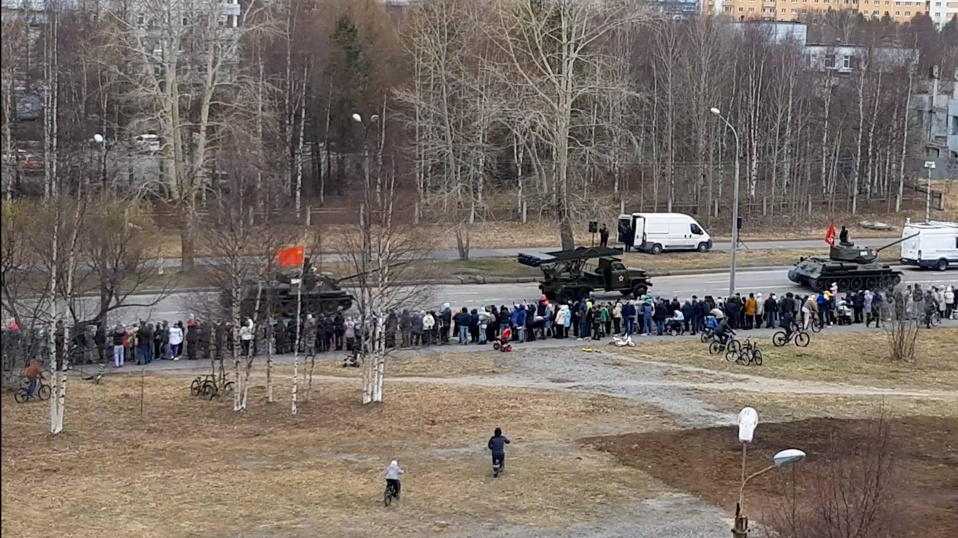 А у нас на районе Танки и "Катюша"