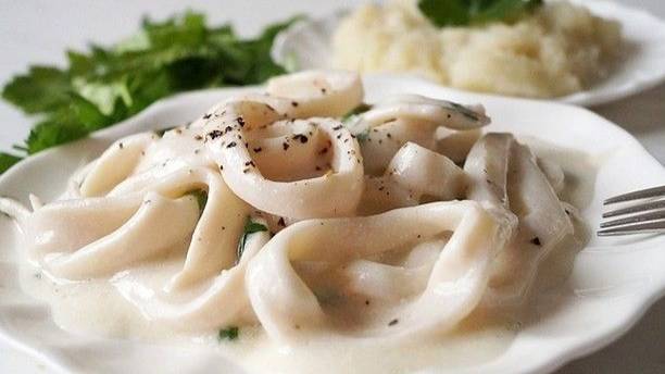 Кальмары в сметанном соусе. Быстрый и вкусный ужин. Можно худеющим и малышам.