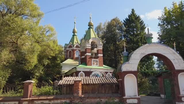 Красивая Введенская церковь на старом кладбище в Калязине. Покой и зелень шатров.