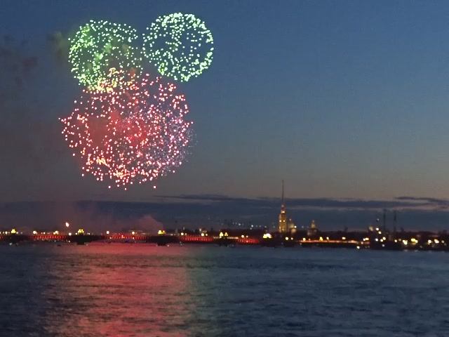 Праздничный салют в честь 80-летия Победы в Великой Отечественной войне. Вид с Литейного моста.