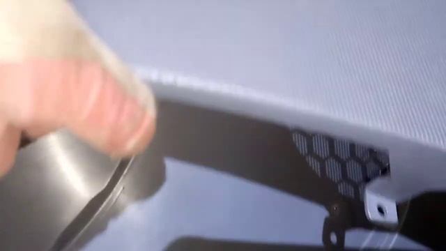Mercedes Actros снимаем обшивку водительской двери