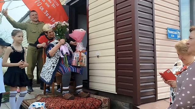 Агитбригада МЭЦ и Глава Верх-Тулинского сельсовета поздравили Клавдию Абубакирову с 9 мая