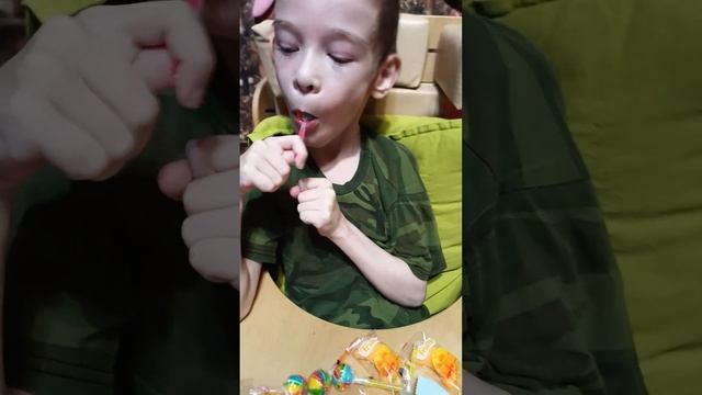 Даниль Распаковывает вкусные конфеты из КИТАЯ