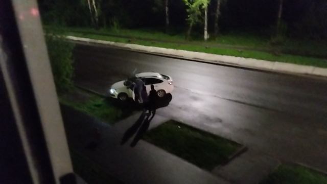 ошалевший чел, спаивающий подростков или просто группа алкоголиков?