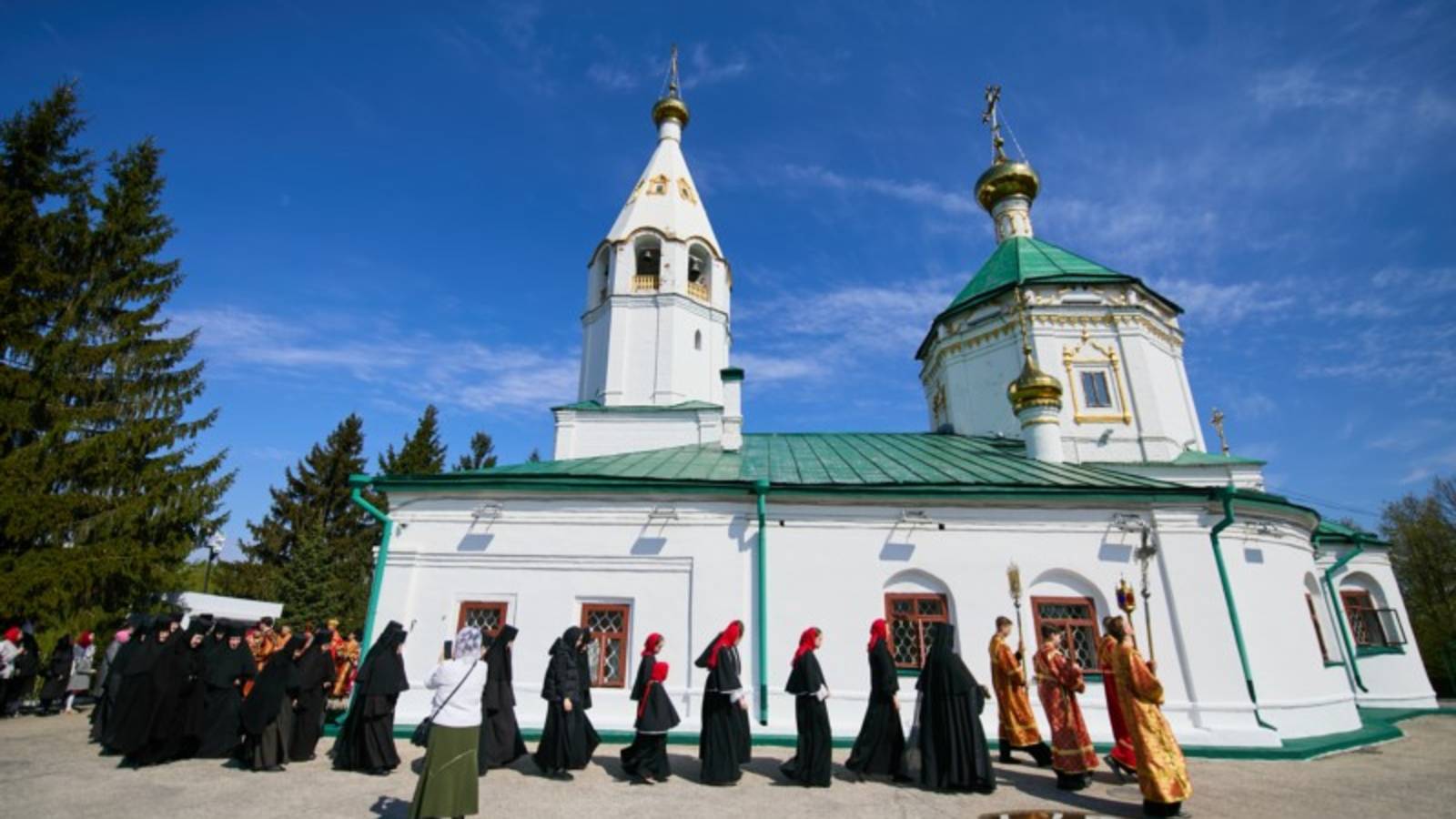 Литургия с Пасхальным крестным ходом в Неделю святых жен мироносиц     04.05.2025г