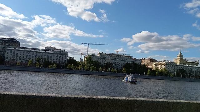 Прогулка по набережной Москвы реки от Нескучного сада к Андреевскому мосту .Парк Горького