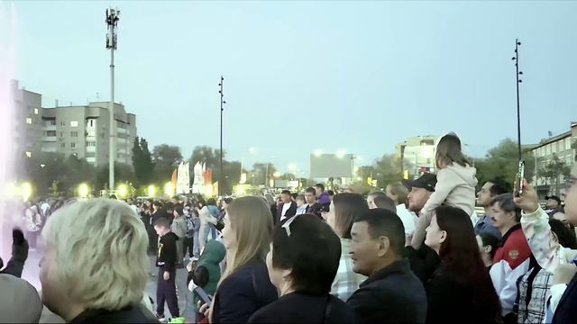 Оренбург Вечерний город Сквер на ул. Чкалова 70  Видео Виктор Поживин