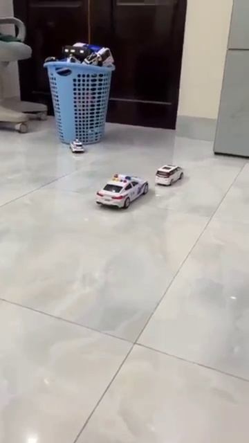 Коробка, полная моделей автомобилей Jaguar, Nissan, Audi, Maserati, Peugeot, пикапов, полицейских