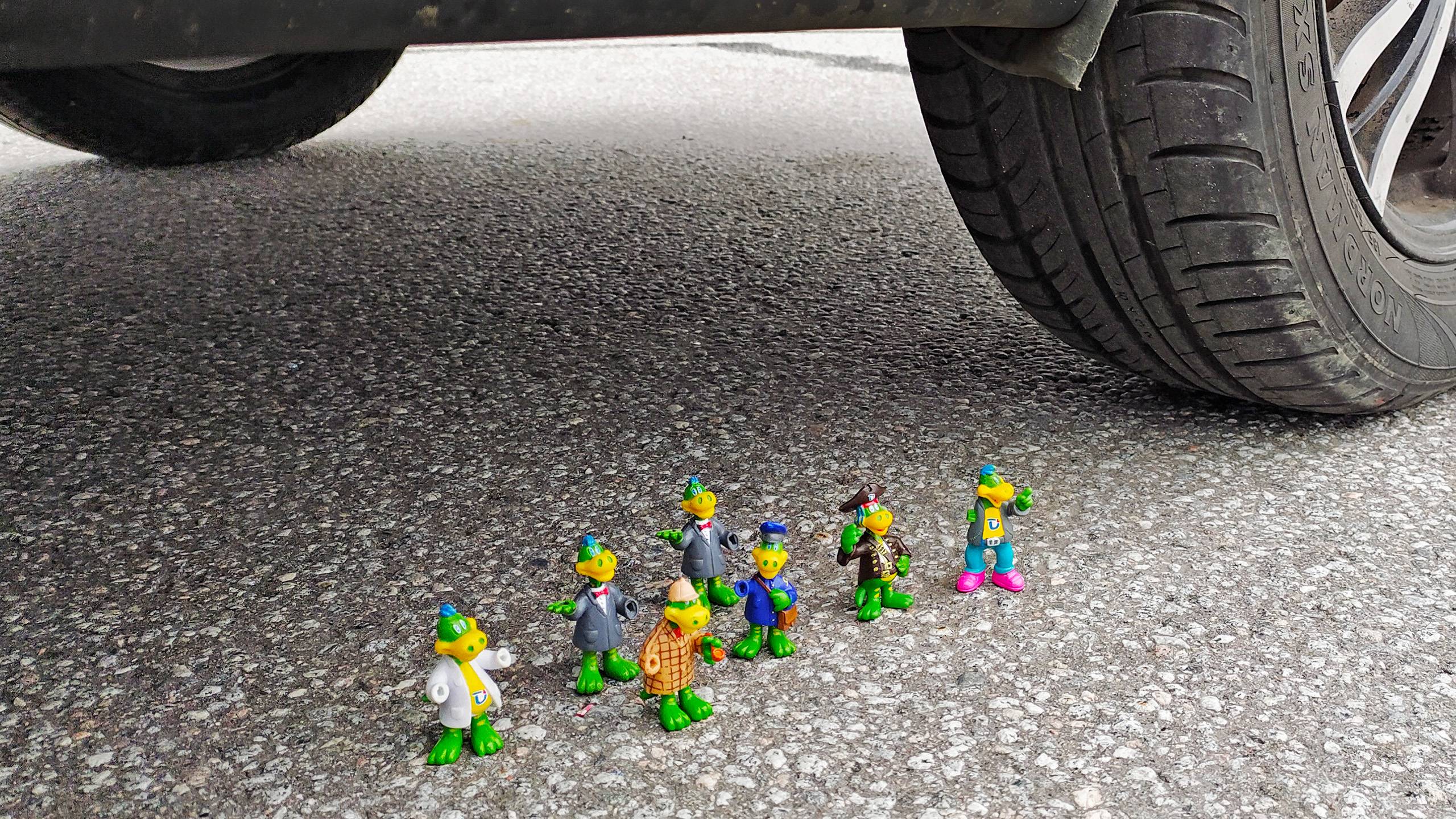 Эксперимент с автомобилем! Краш тест vs Давить колесом Игрушки из Киндер Сюрприз и Растишка!