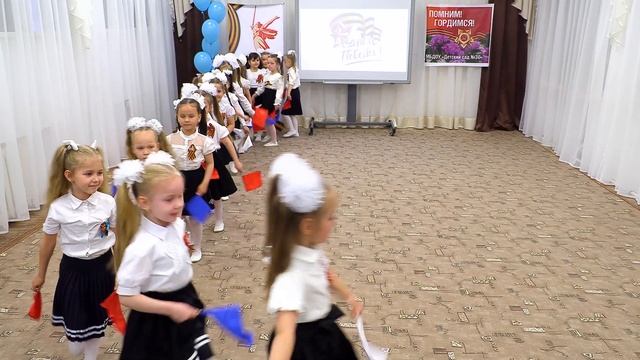 2025. Перестроение с флажками. Концерт к 80-ю Победы