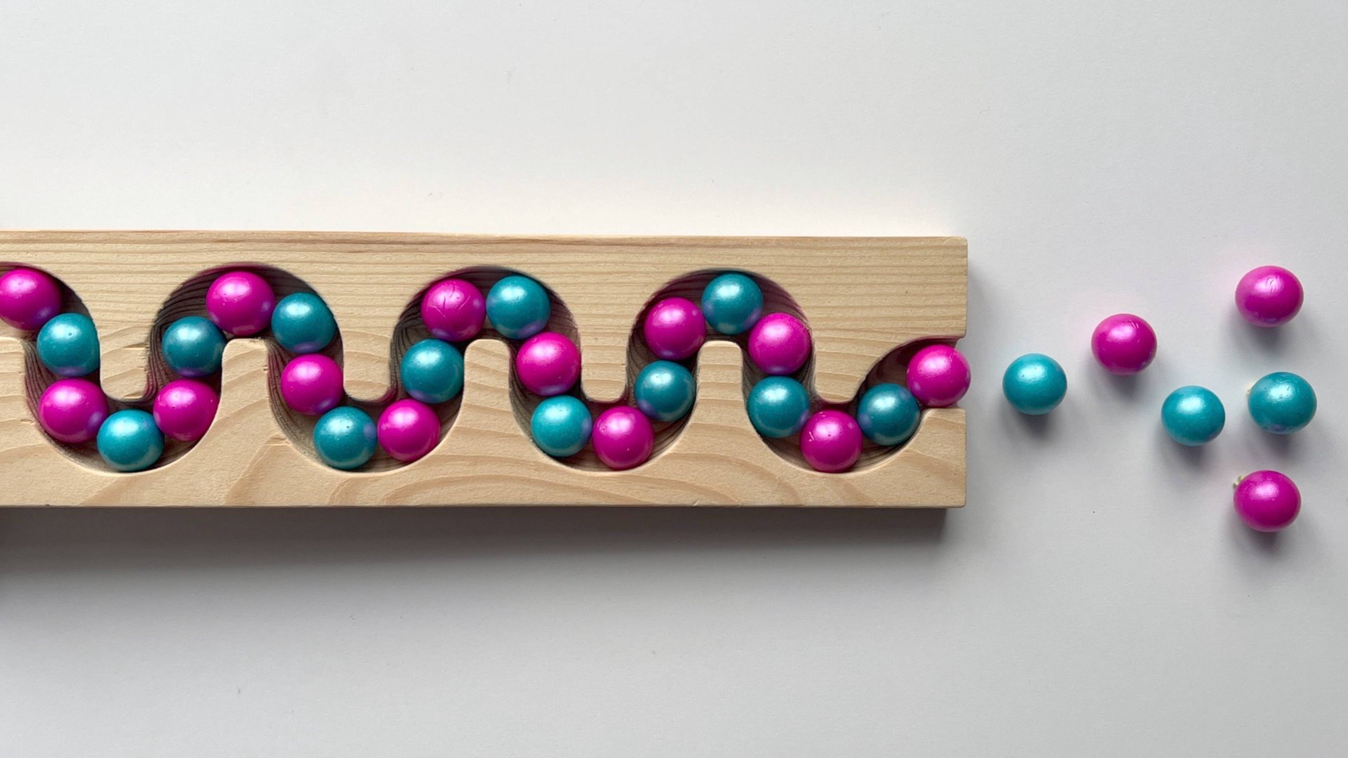 Залипательное видео - много шариков катятся по деревянному лабиринту / Домашний Marble Run ASMR