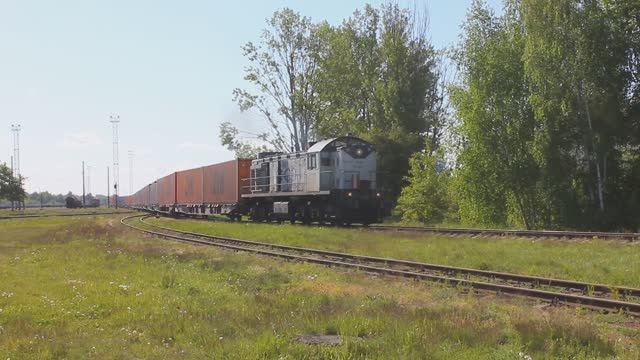 TEM2-066 (ECCO Rail/Polska) с передаточным контейнерным поездом