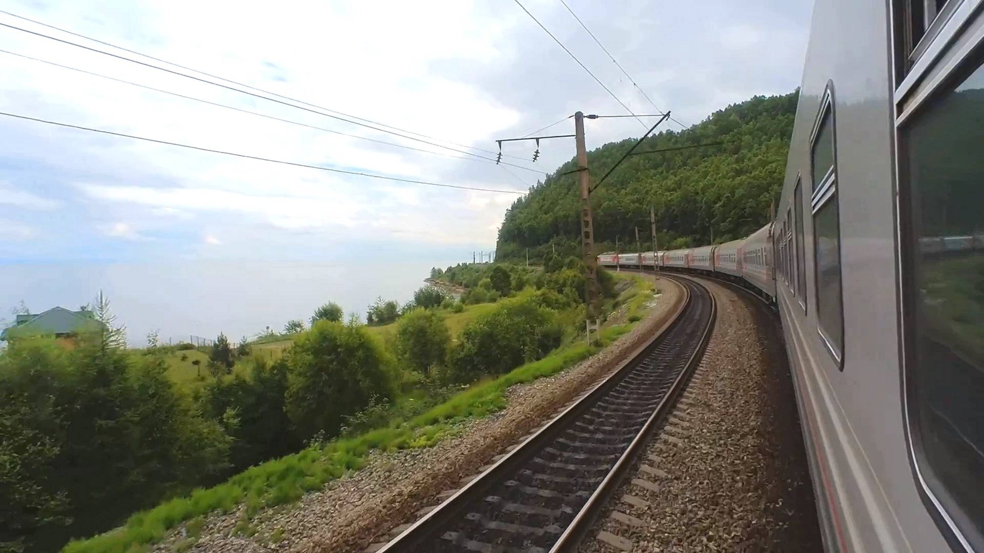 Вдоль Байкала на поезде РЖД №070Ч до Улан-Удэ | Вид из окна вагона - красивый вид на озеро