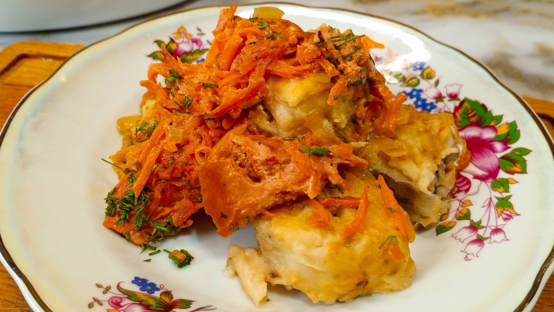 Хек запеченный под луково-морковной шубкой в сливочно-томатном соусе.