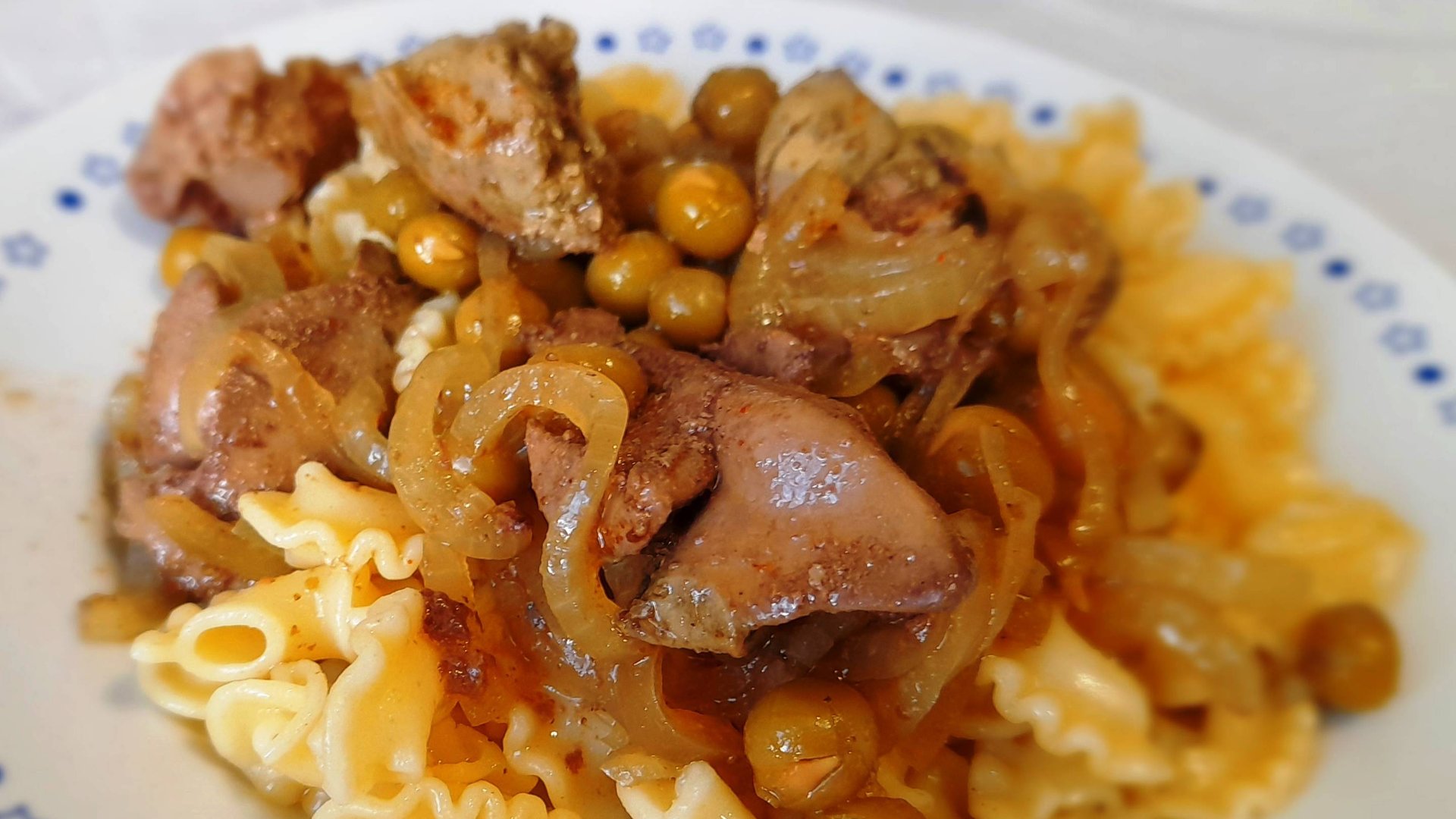 Паста с печенью и зеленым горошком