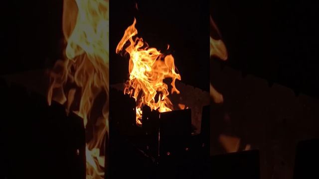 Релакс для глаз и души! Горит огонь под шум морских волн!