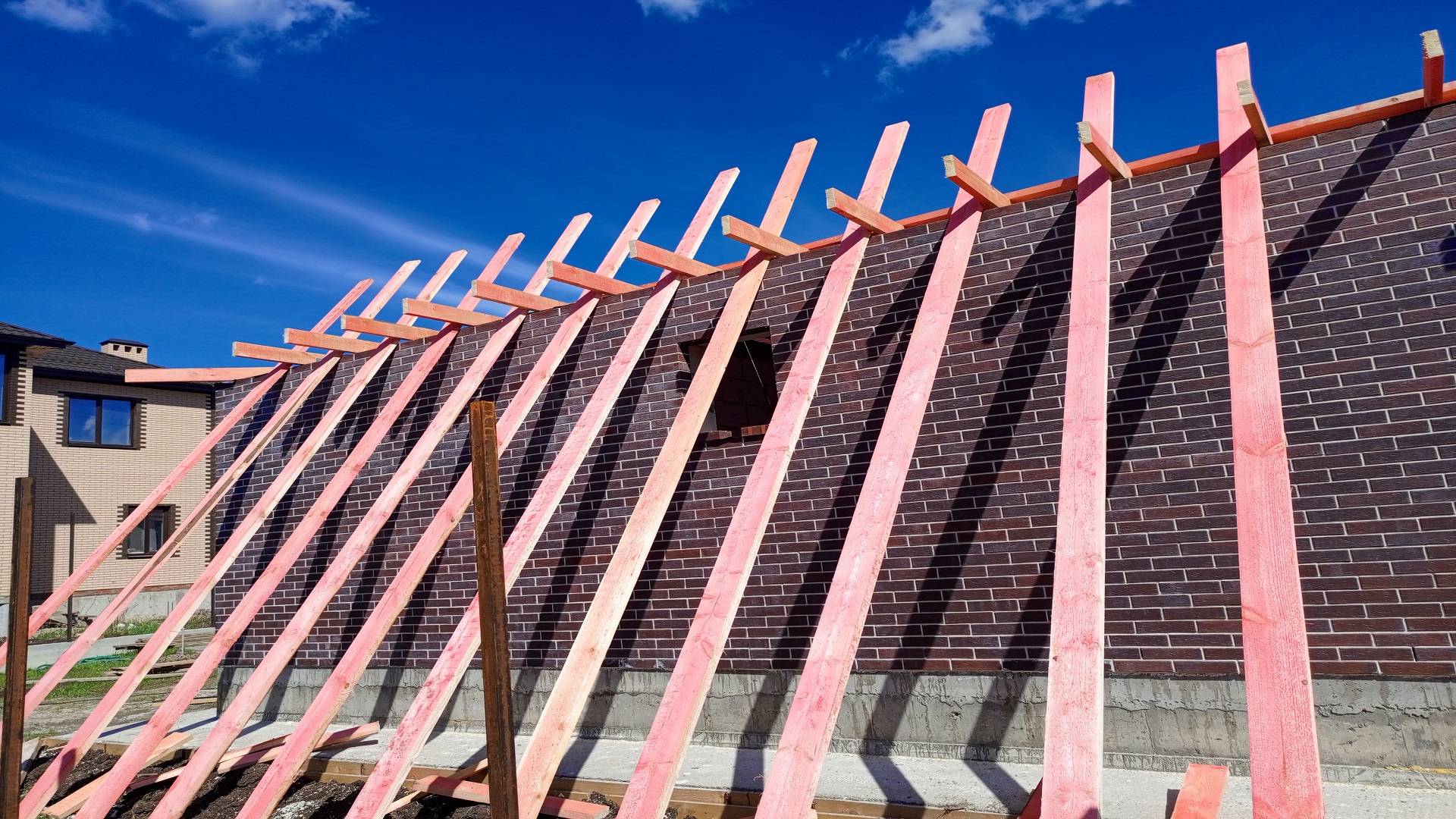 Как лучше всего поднять доски на крышу не напрягаясь?