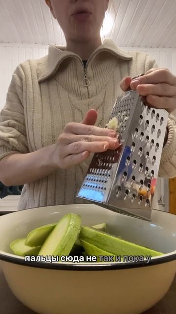 На даче готовлю кабачки на костре