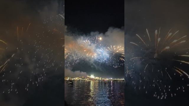 Салют в честь Дня Победы в Казани. 9 мая 2025 года.