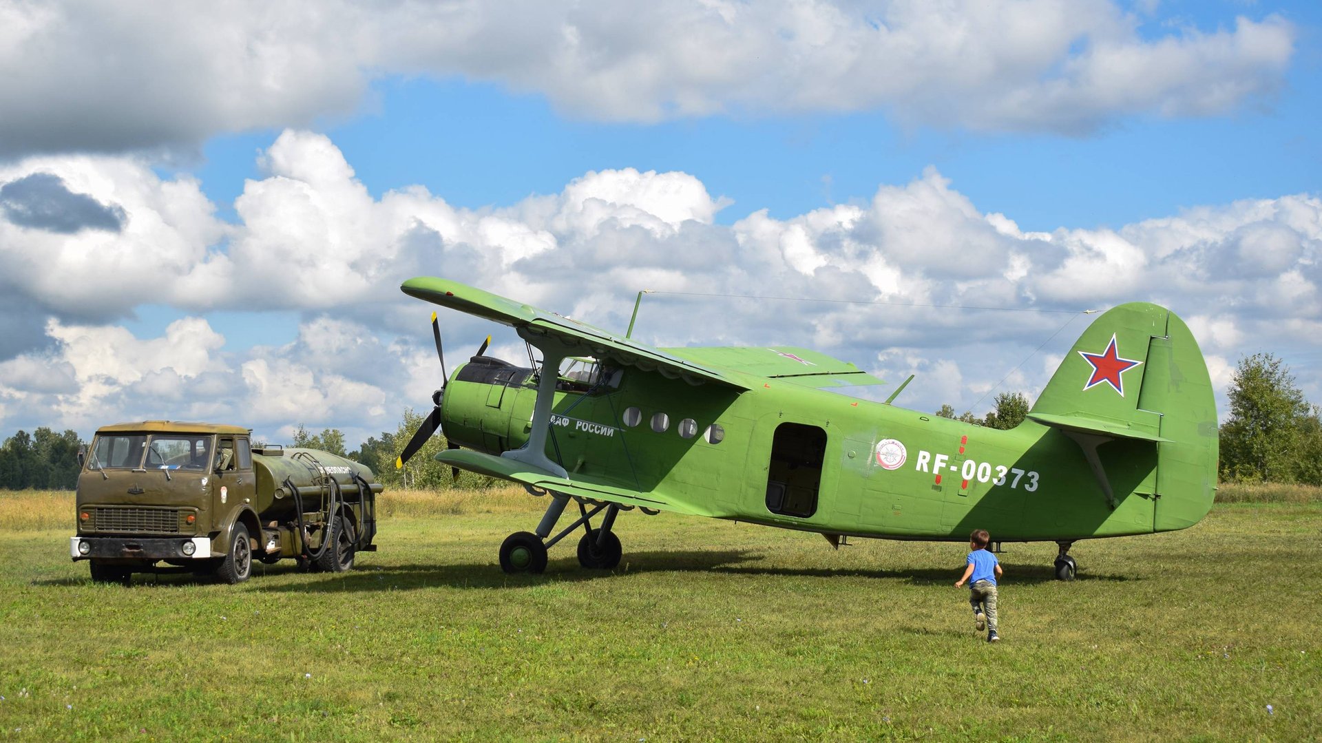 Самолёт АН-2. Запуск двигателя и взлёт.